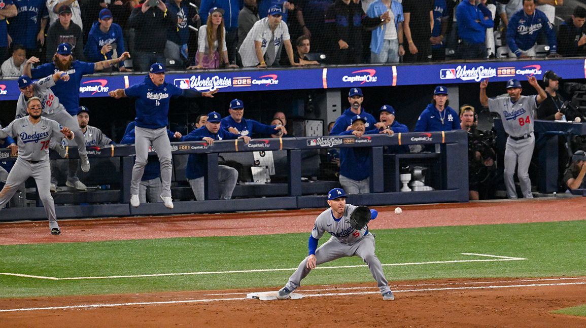 First base from Game 7 of World Series sells for $103,990 | cllct